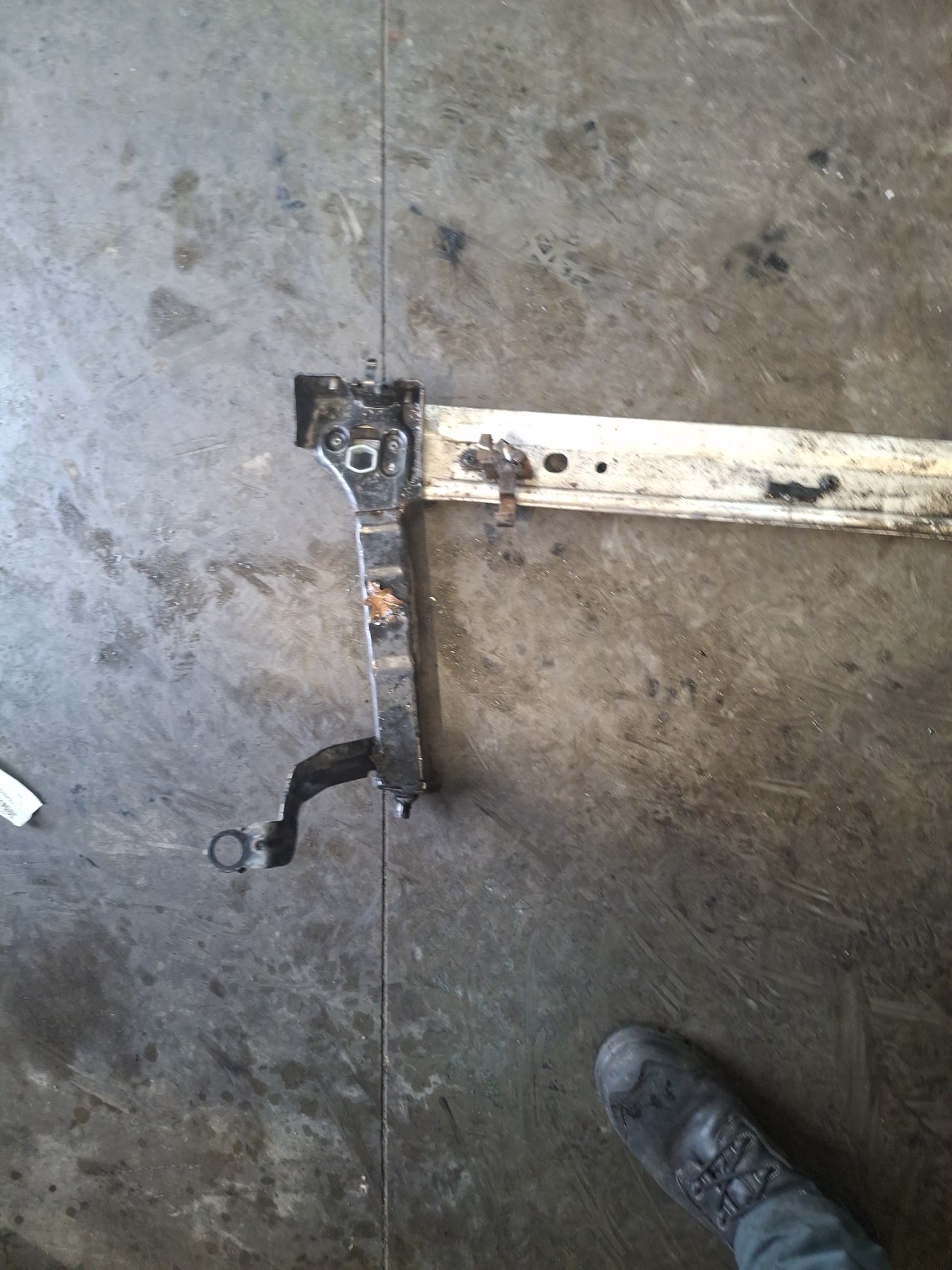 Demi berceau d'occasion pour RENAULT SCENIC 3 PHASE 2 - Rosny Auto Pièces